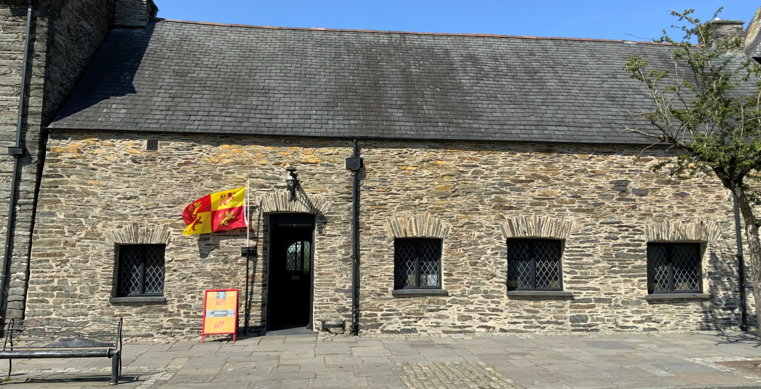 Penrallt Gallery & Lyfrau’r Senedd-dy Bookshops - Yale Representation